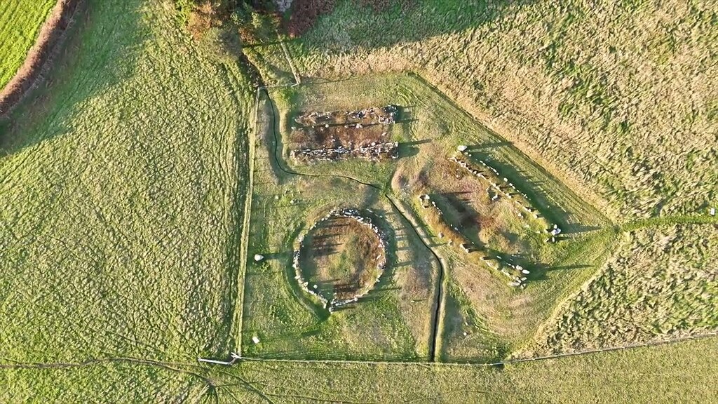 The Braaid: An Iron Age, Celtic Roundhouse with Viking Longhouses ...