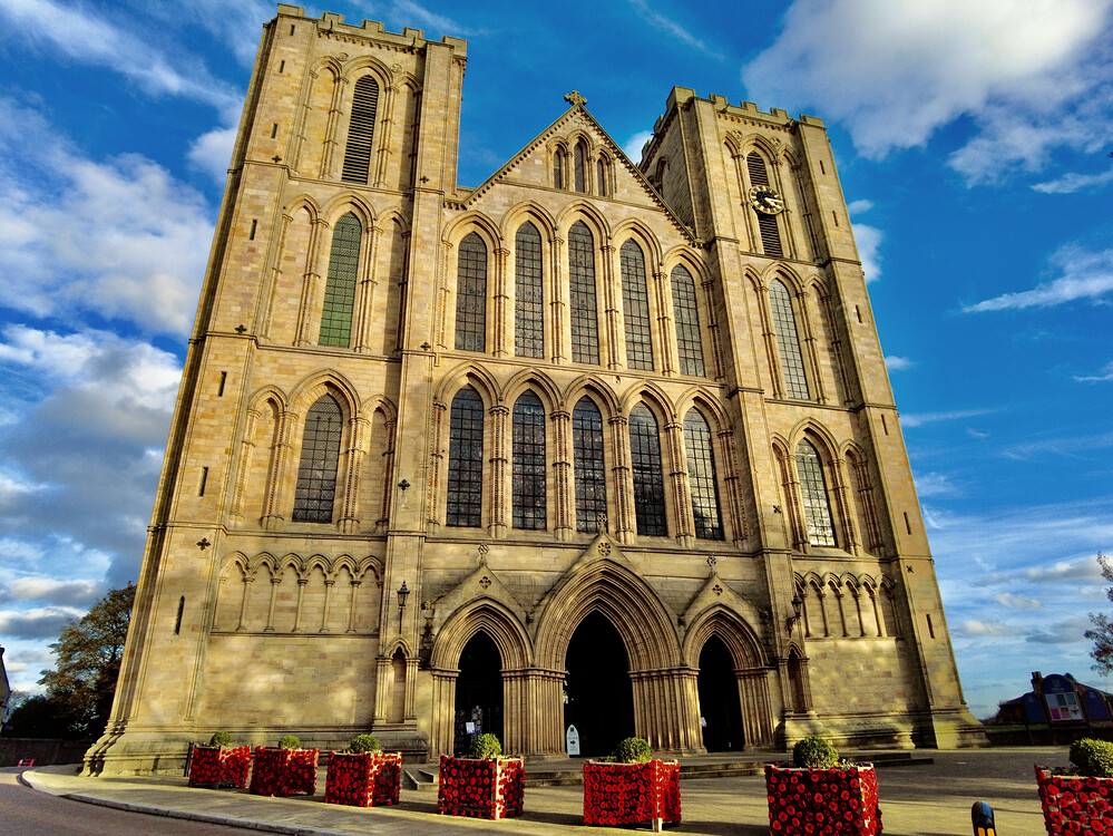 Ripon Town Hall and Cathedral with remembrance poppies - Non-drone ...