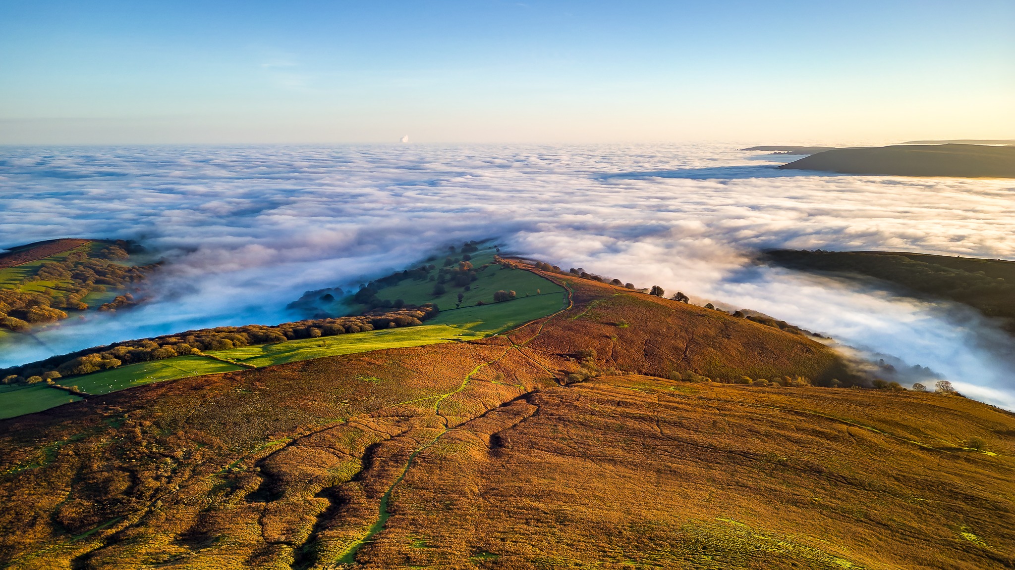 Is this one of our own? Cloud inversion at Mam Tor, Peak District - Drone News - Grey Arrows ...
